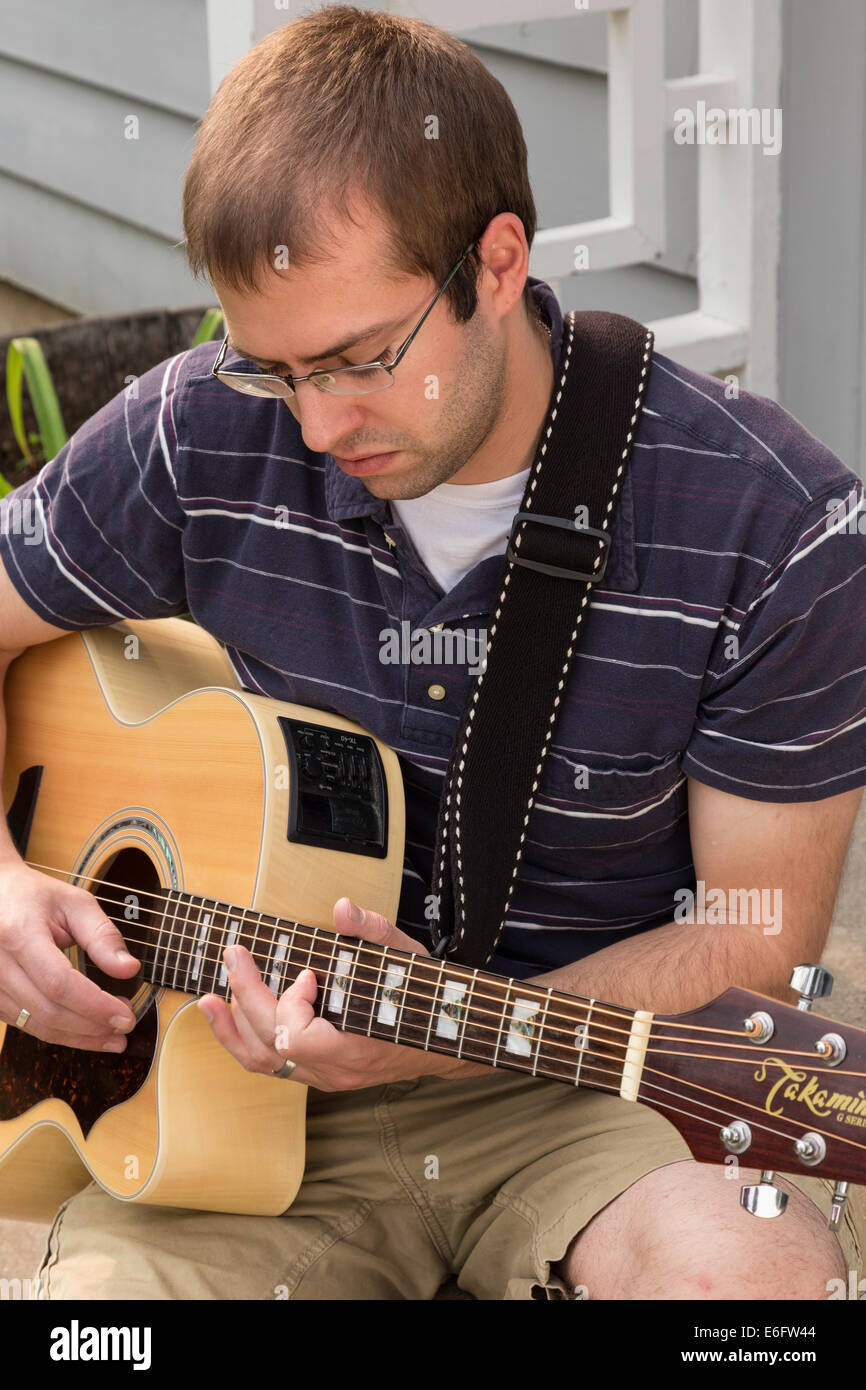 Man playing an acoustic guitar hi-res stock photography and images - Alamy
