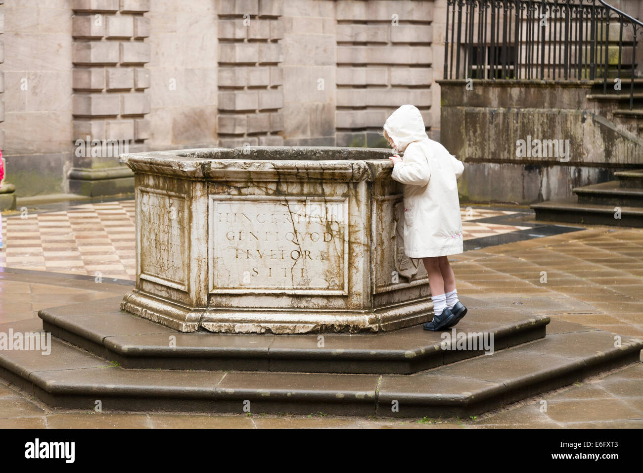 Wishing well england hi-res stock photography and images - Alamy