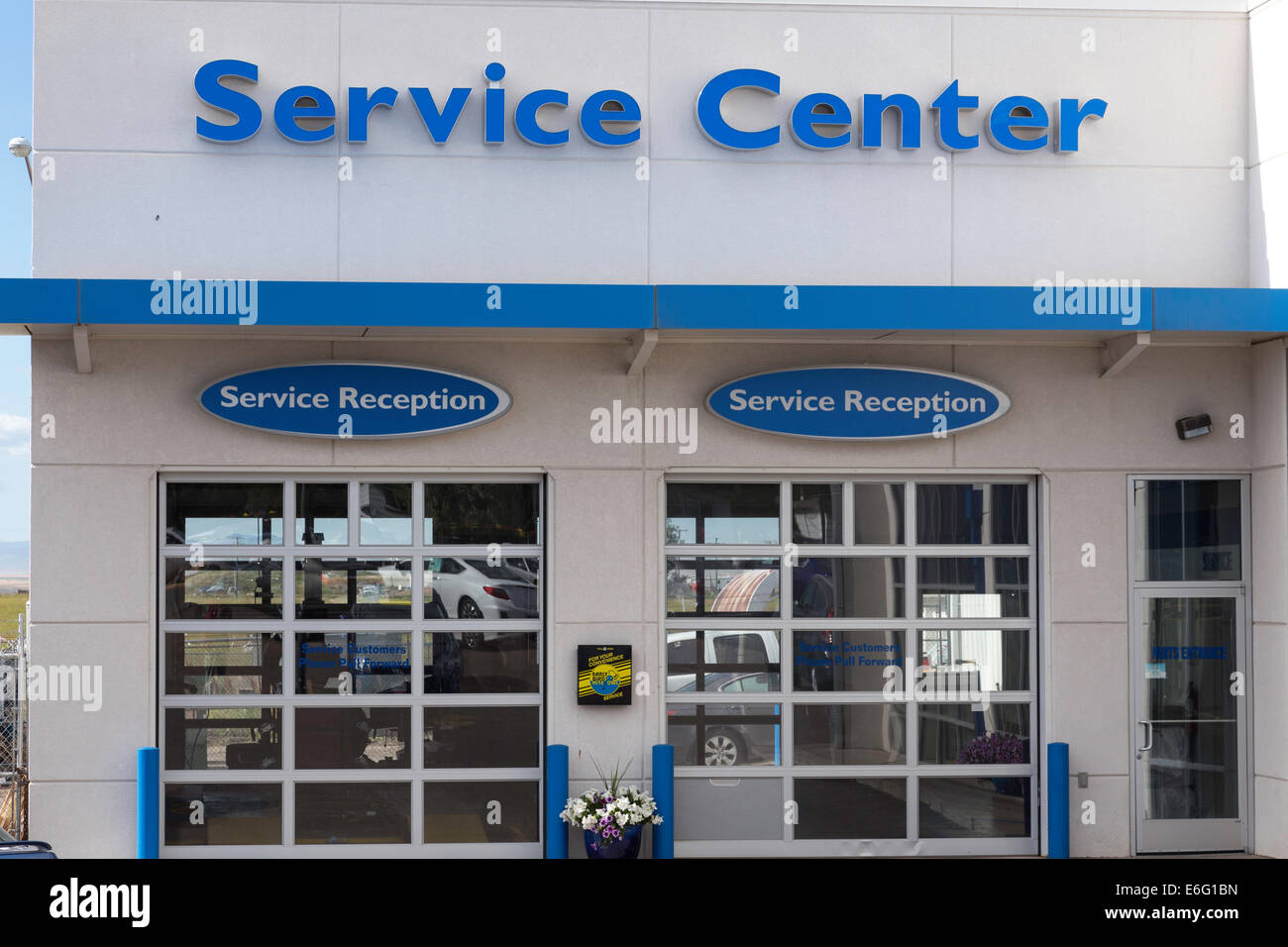 Car dealership entrance hi-res stock photography and images - Alamy