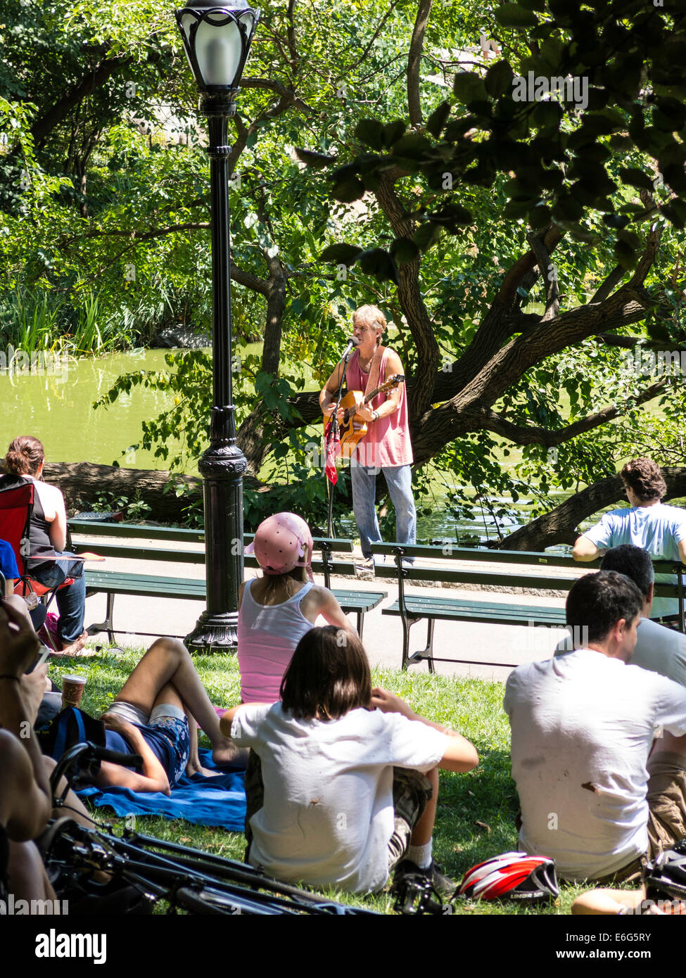 Crowd central park hi-res stock photography and images - Alamy