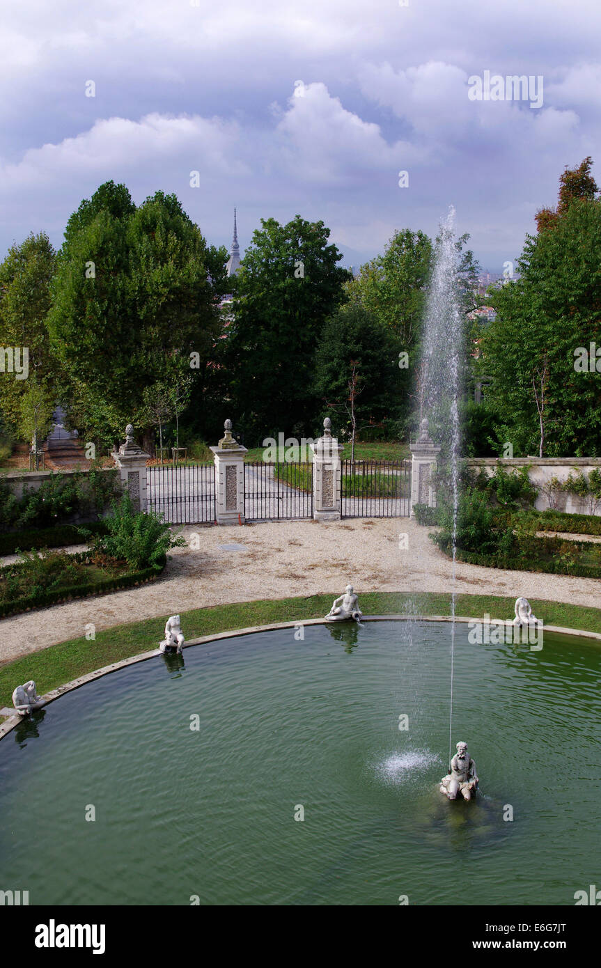 Fountain and main entrance at the Villa della Regina castle in Turin ...