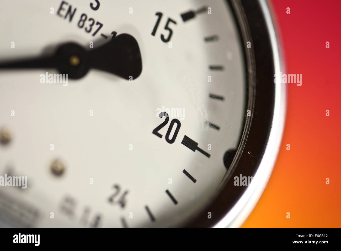 Gas pressure meter in a laboratory instrument and test rig for natural ...