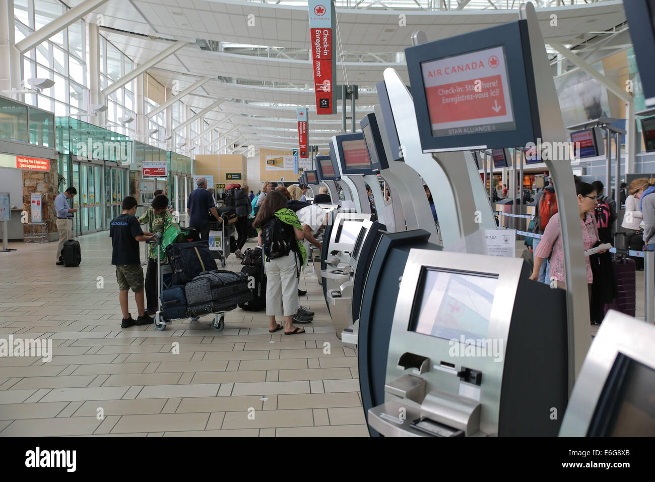 tourist check in machine Vancouver airport Stock Photo - Alamy
