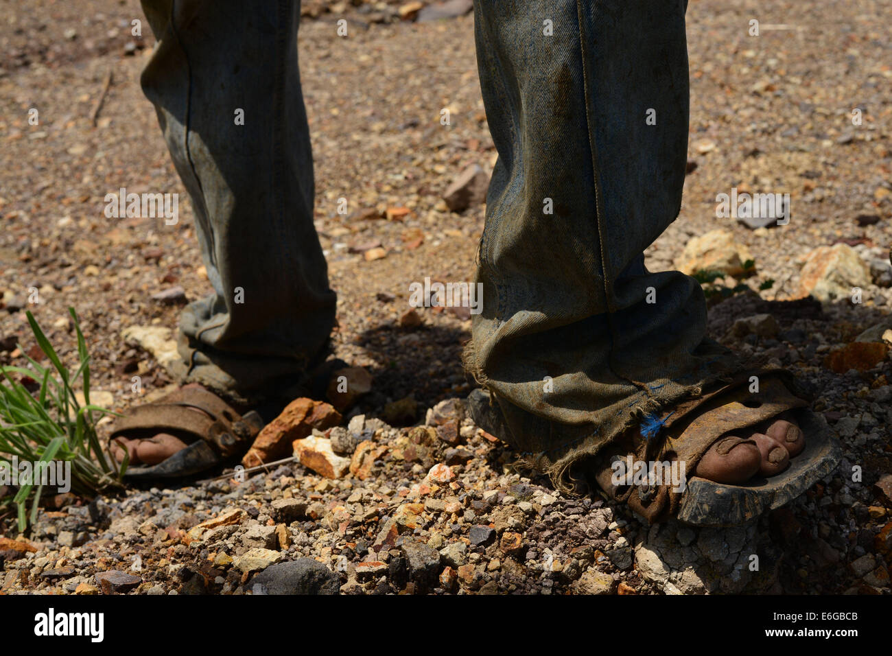 Aug. 8, 2014 - Mapulaca, Lempira, Honduras - A Honduran farmer takes a ...
