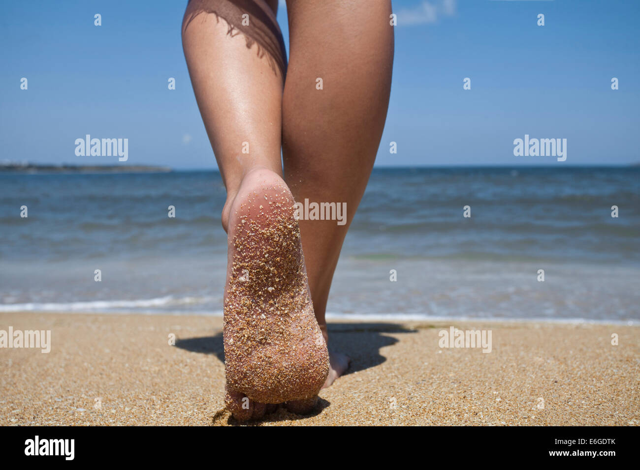 Pretty feet barefoot beach hi-res stock photography and images - Alamy
