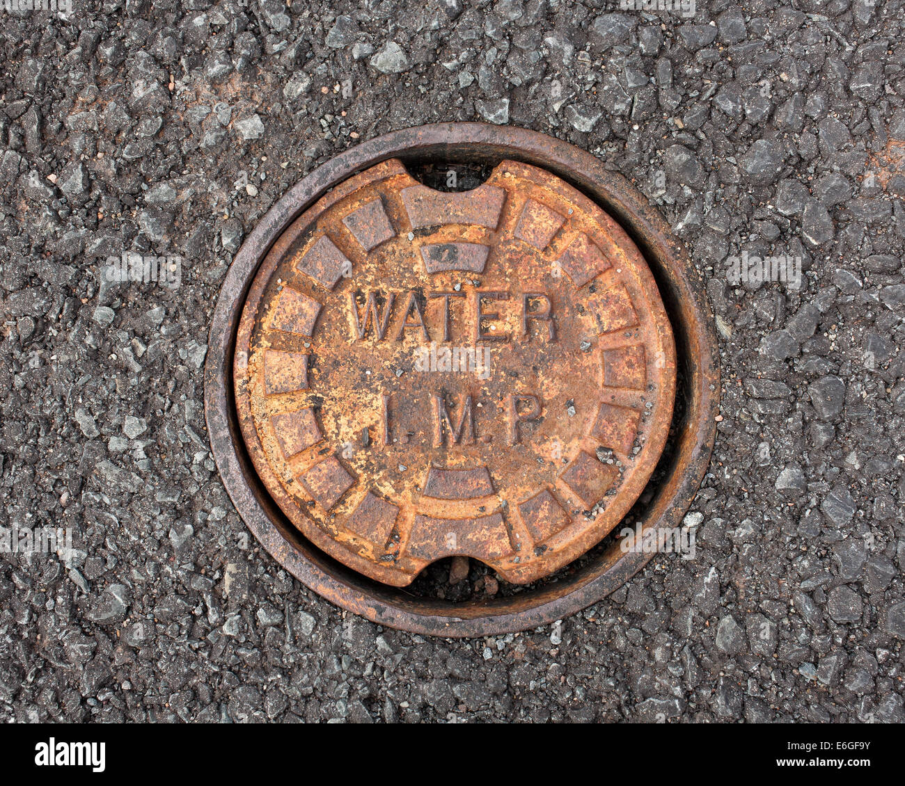 Circular manhole cover for water drain in pavement Stock Photo - Alamy