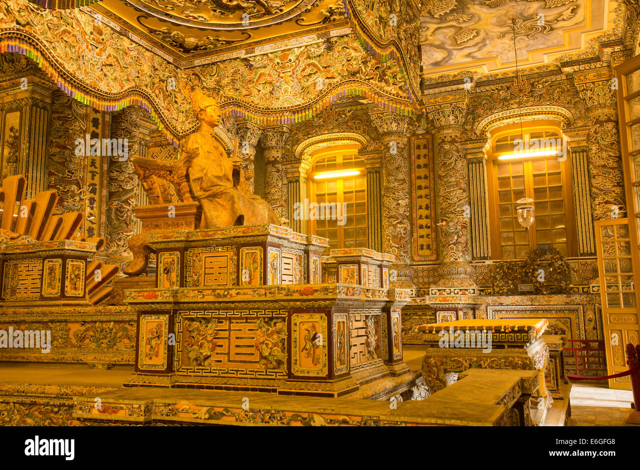 Dragon statue in vietnamese temple hi-res stock photography and images ...