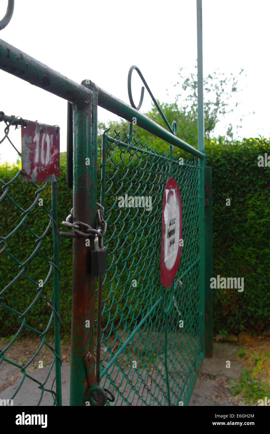 Old gate with closed sign hi-res stock photography and images - Alamy