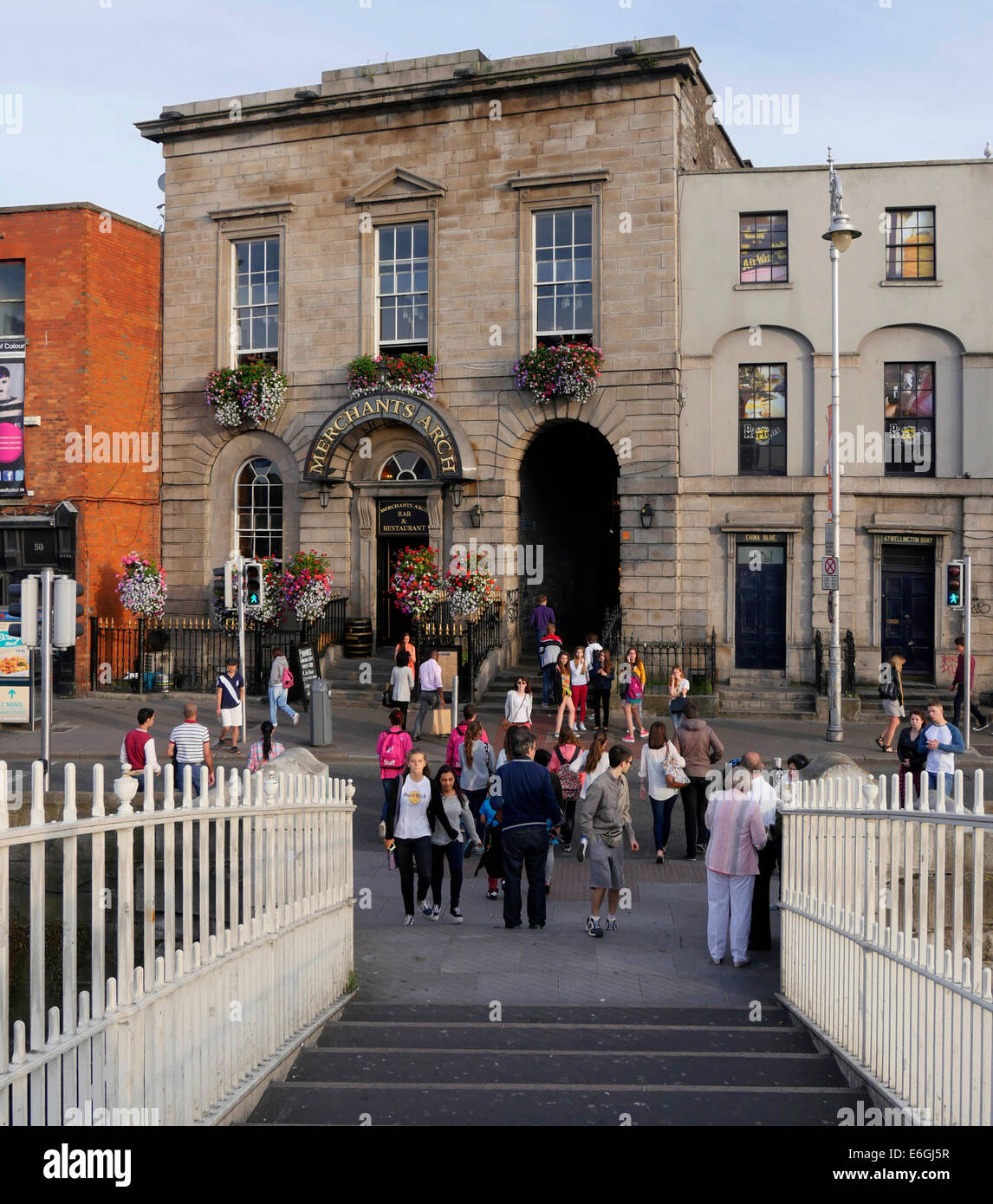 The Merchants Arch Restaurant and Ha'penny Bridge, central Dublin ...