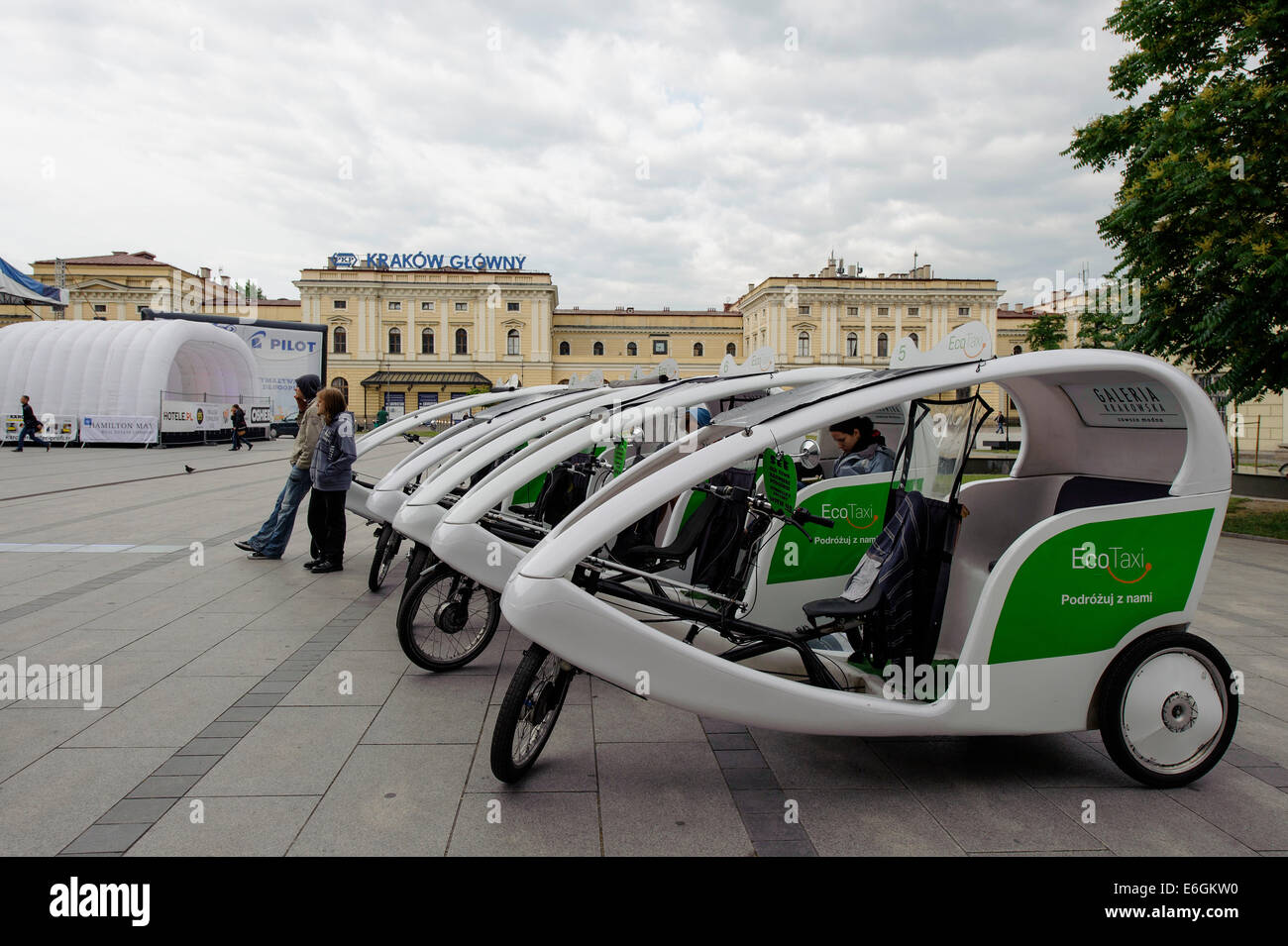 Rickshaw station hi-res stock photography and images - Alamy