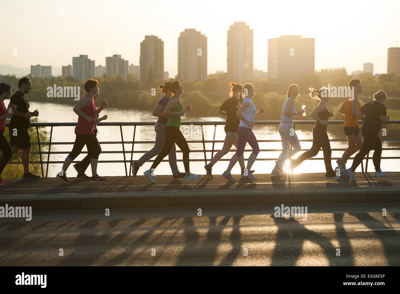 People running across bridge hi-res stock photography and images - Alamy