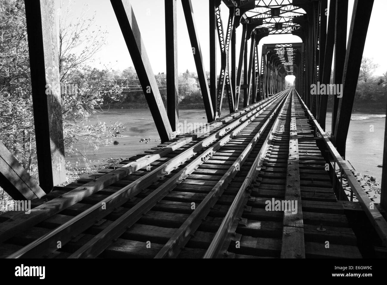 Train track bridge made of metal overpassing a river Stock Photo - Alamy