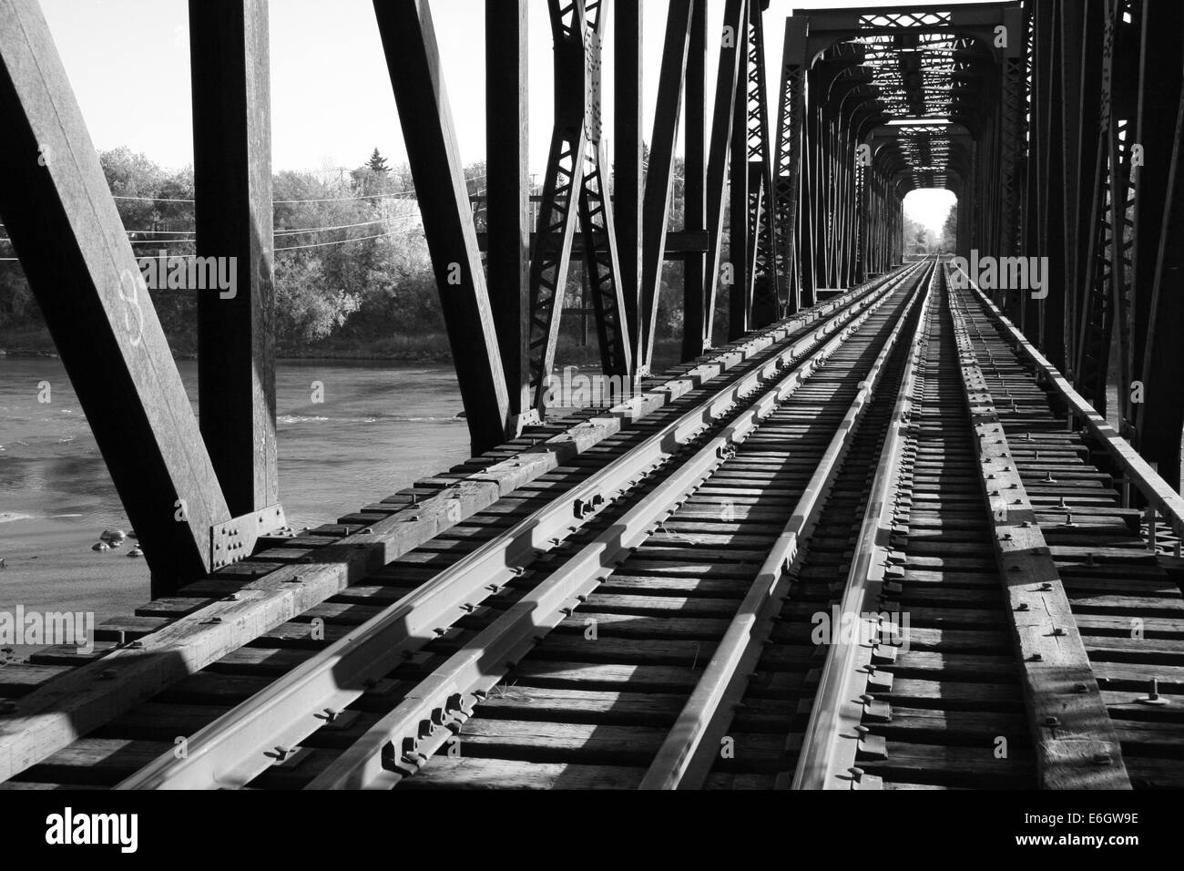 Train track bridge made of metal overpassing a river Stock Photo - Alamy