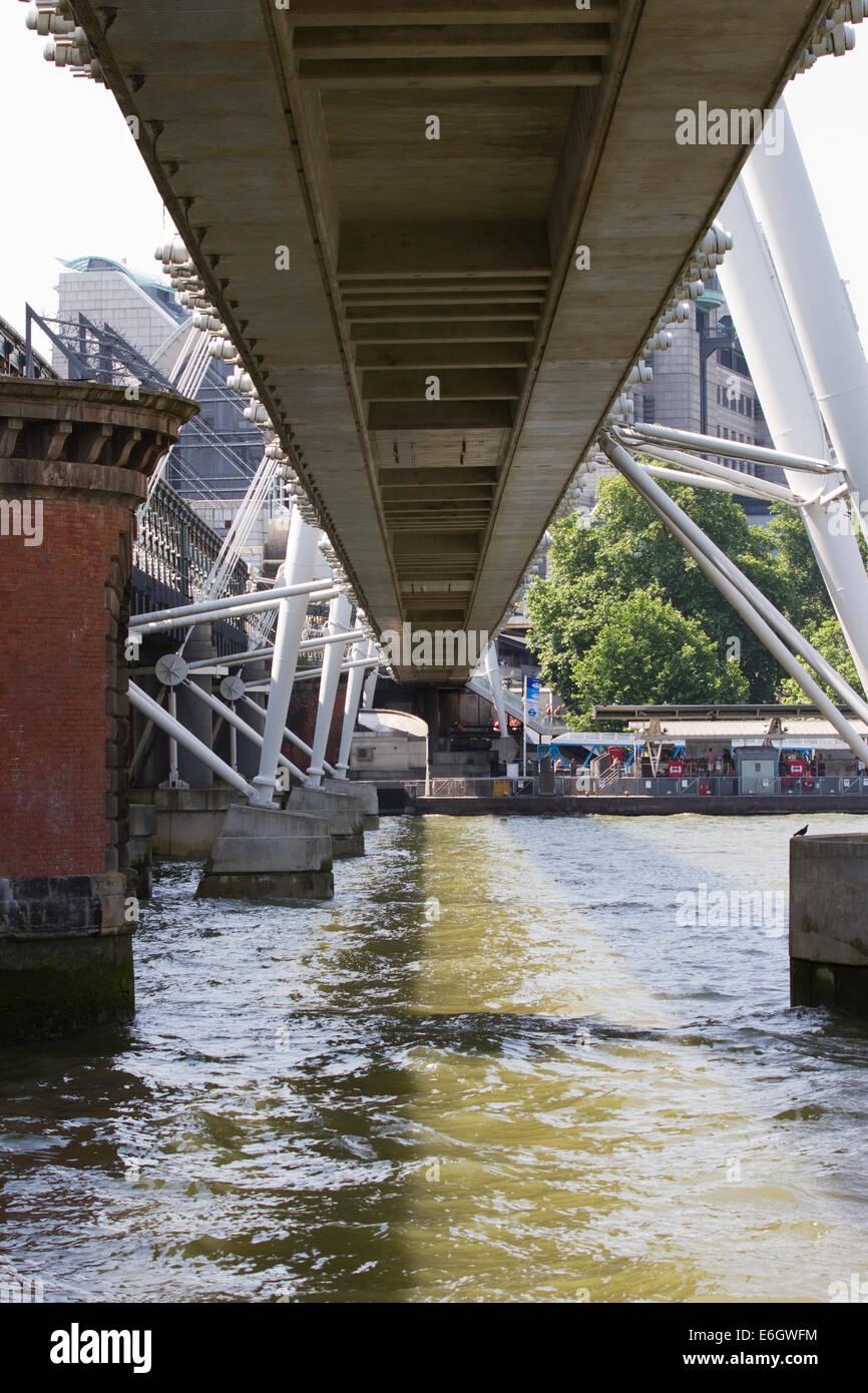 Pedestrian bridge london hi-res stock photography and images - Alamy