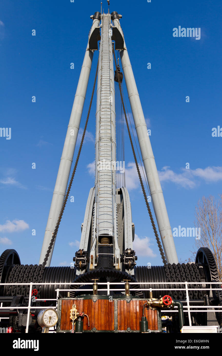 Floating Heavy Crane High Resolution Stock Photography and Images - Alamy