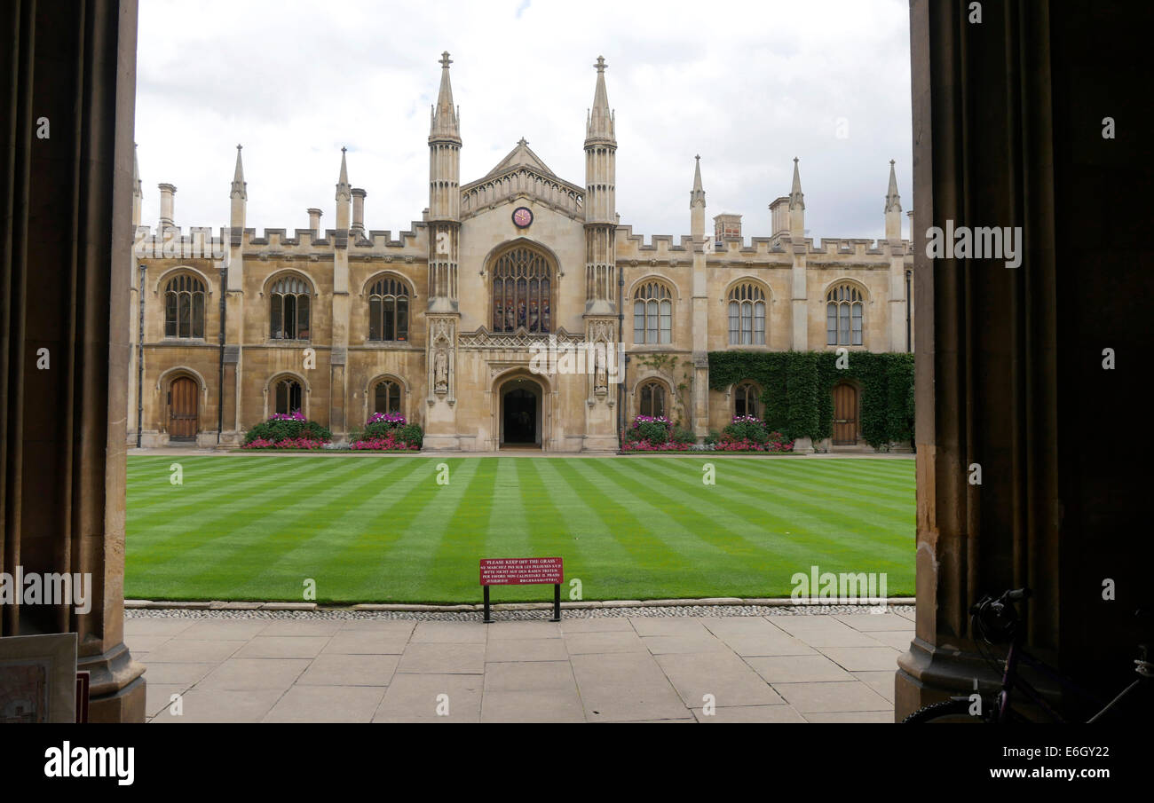 Queen's college cambridge students hi-res stock photography and images ...