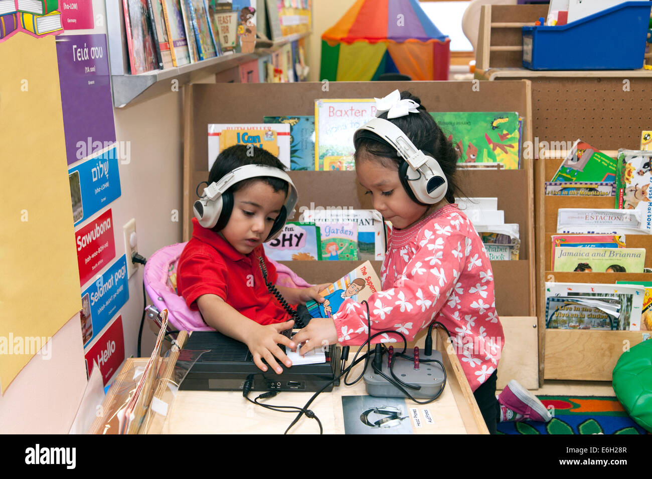 Children listening story hi-res stock photography and images - Alamy