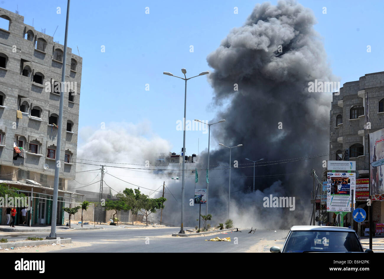 Gaza City, Gaza Strip, Palestinian Territory. 24th Aug, 2014. Smoke ...