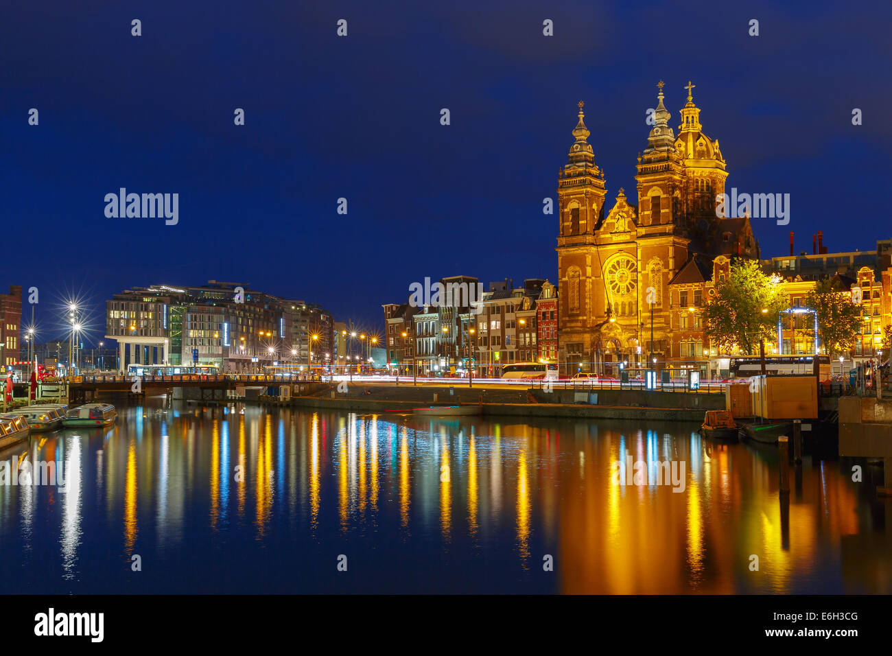 Night city view of Amsterdam canal and Basilica of Saint Nicholas ...