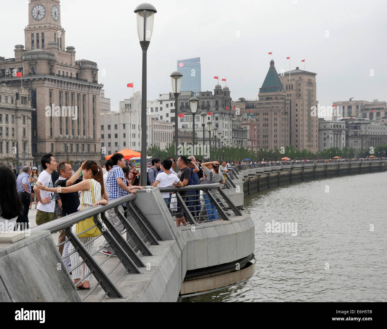 Crowds on the bund hi-res stock photography and images - Alamy