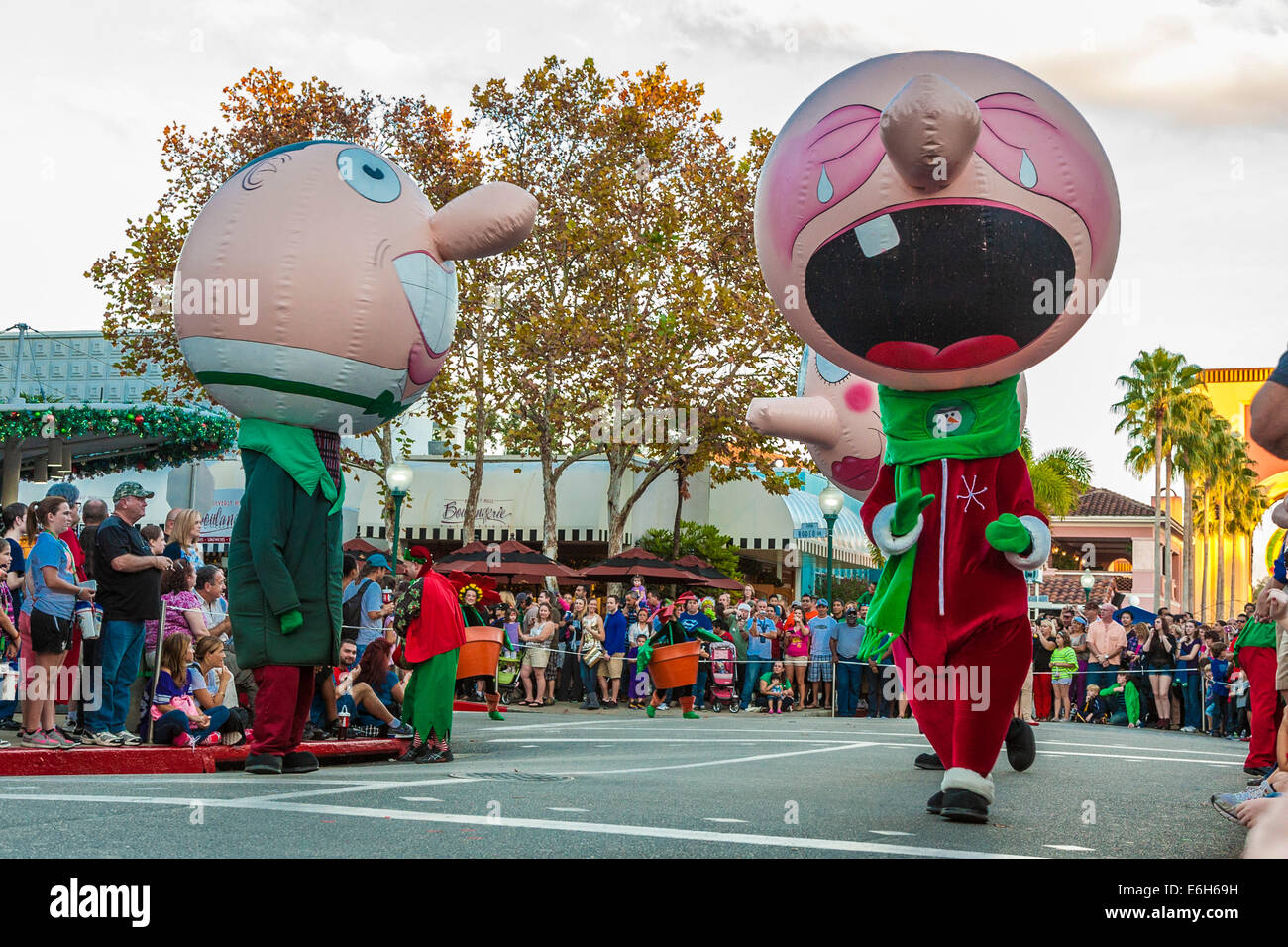 Cartoon characters with big balloon heads in Macy's Holiday Parade at ...