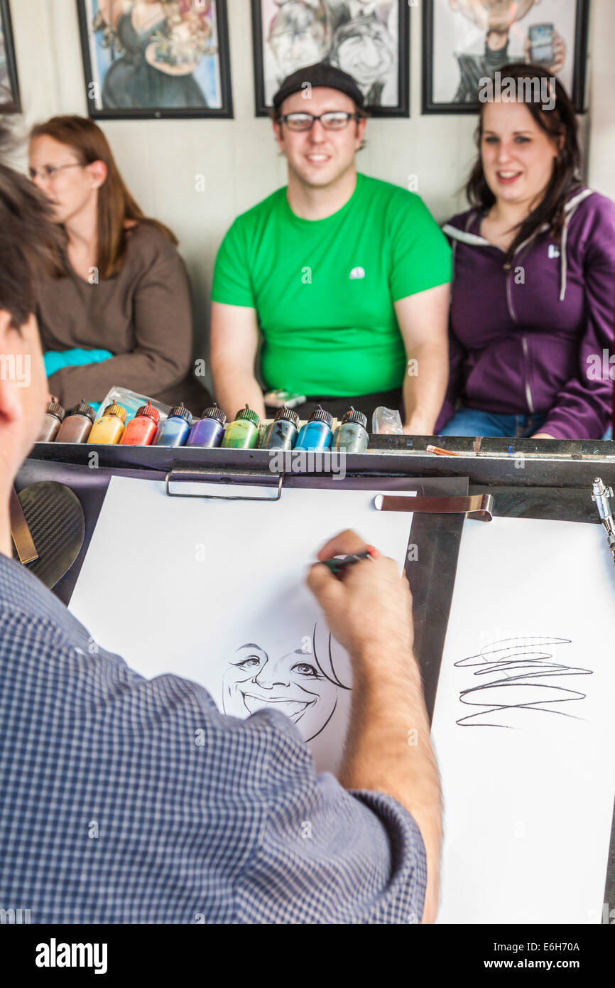 Caricature artist drawing young couple at Universal Studios Islands of ...
