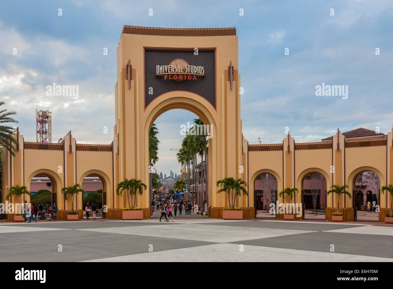 Universal Studios Entrance Entrance To Universal Studios Theme Park In
