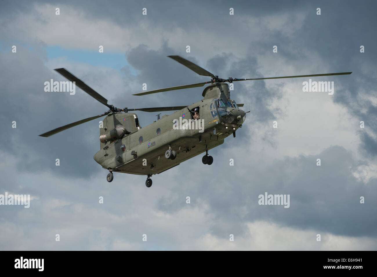 Raf odiham chinook helicopter flying display hi-res stock photography ...