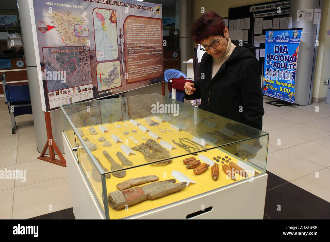 Huaura, Peru. 23rd Aug, 2014. A resident visits the first exhibition of ...