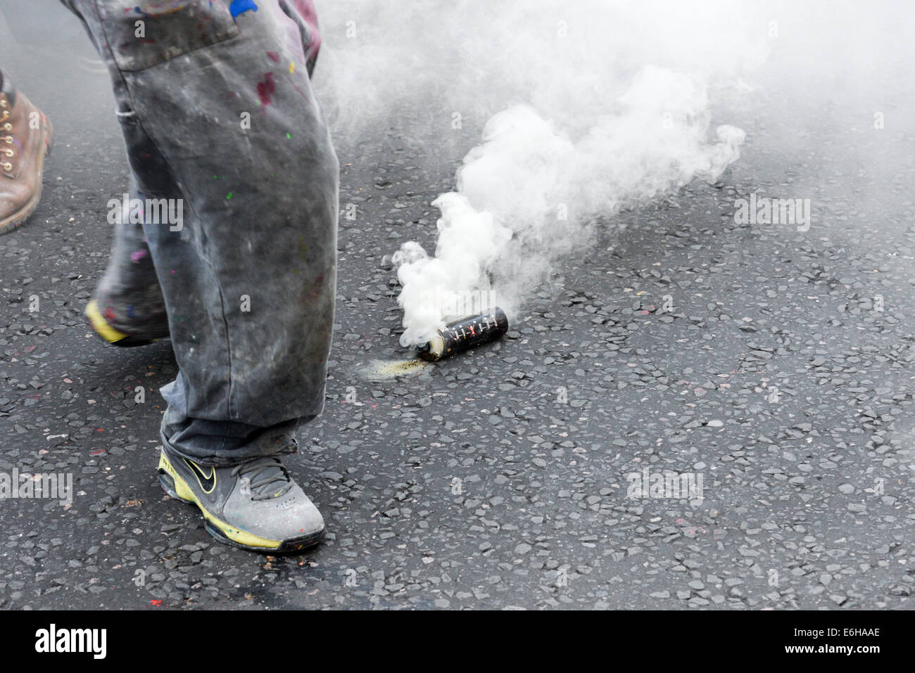 London, UK. 24th Aug, 2014. Hundreds of people join the ‘Jouvert ...