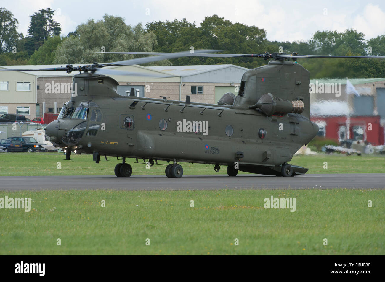 Raf odiham chinook helicopter flying display hi-res stock photography ...