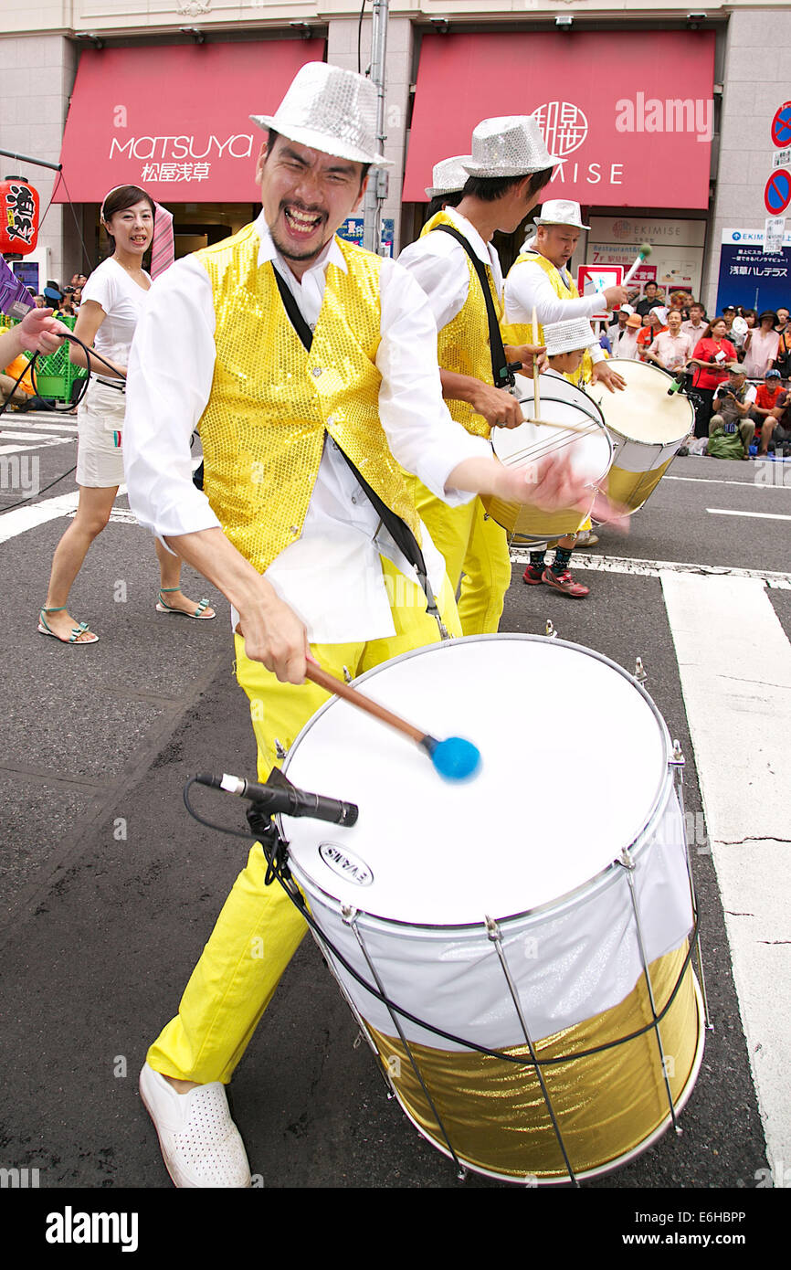 Contestants perform during the 33rd Samba Carnival on August 23, 2014 ...