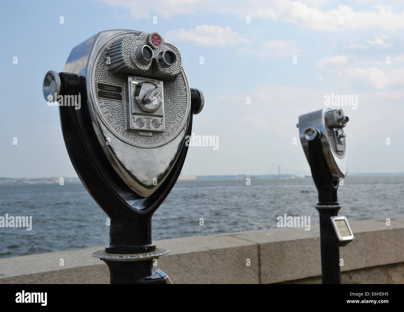 Binocular viewer hi-res stock photography and images - Alamy