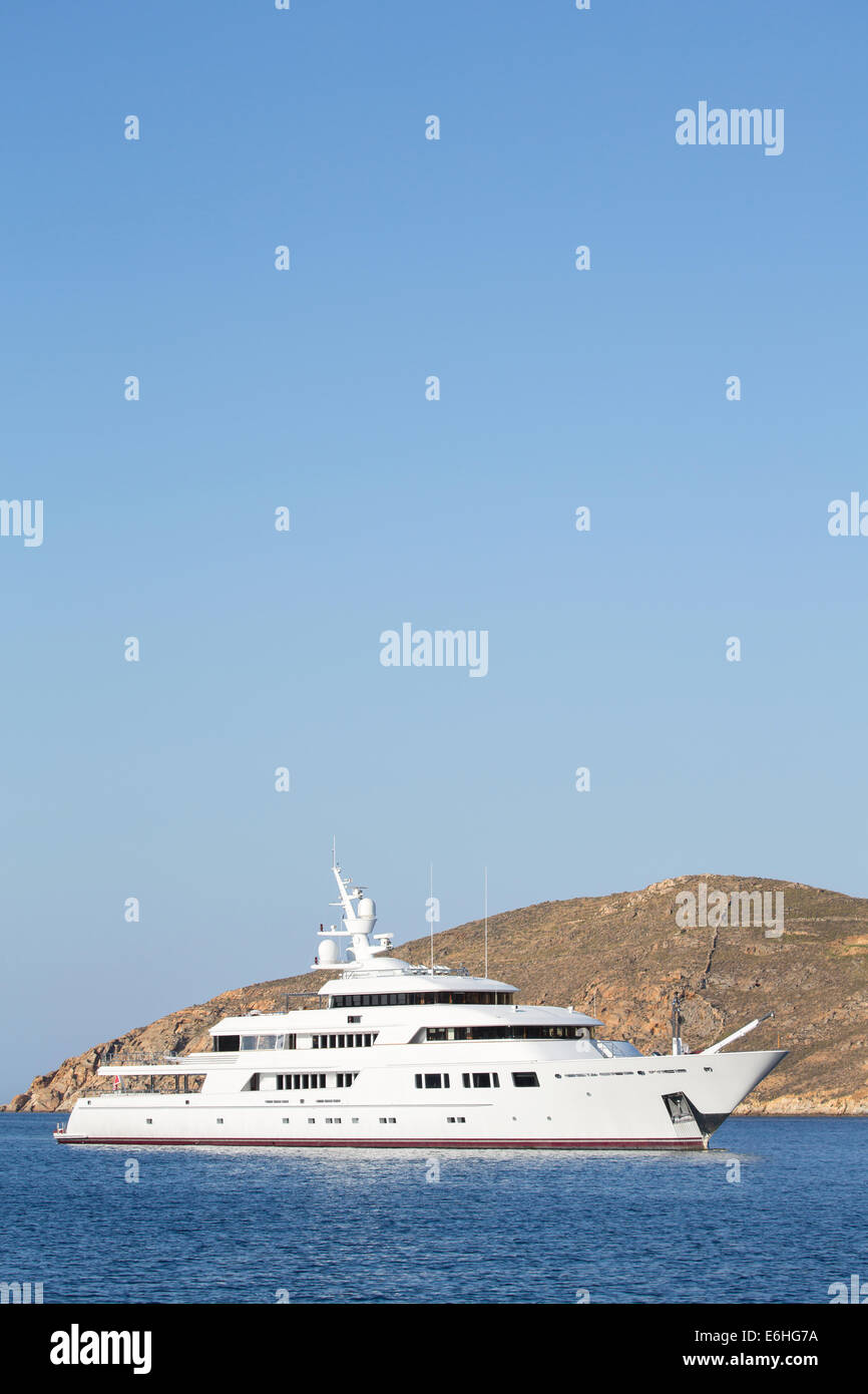 Luxury boat ocean hi-res stock photography and images - Alamy