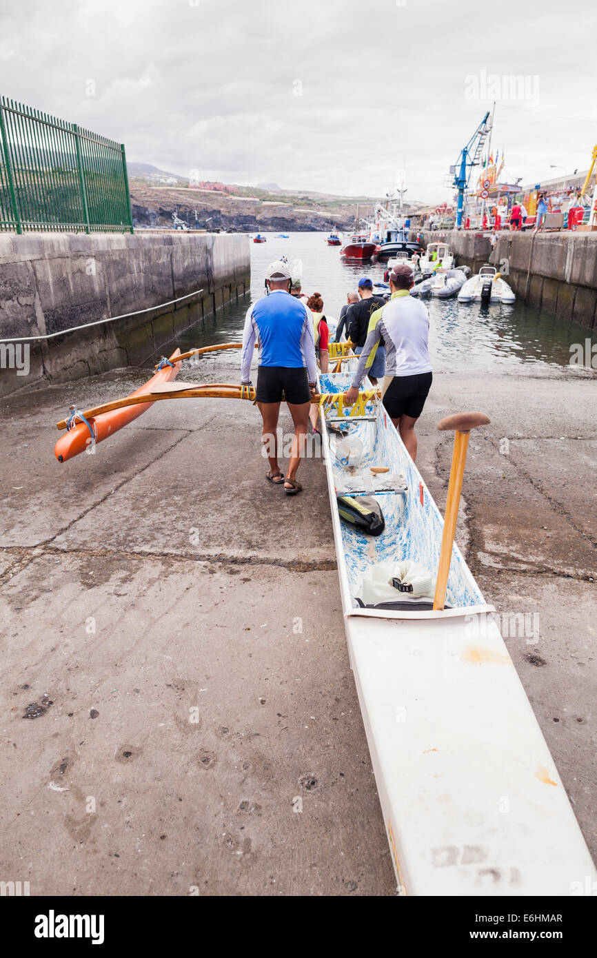 Rowing team carrying boat hi-res stock photography and images - Alamy