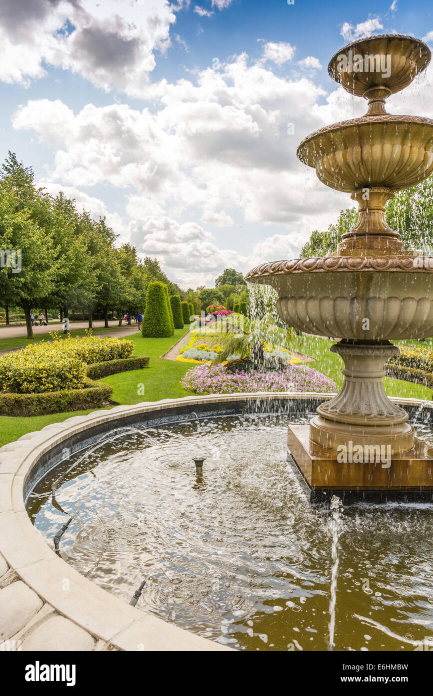 Regents park london fountain hi-res stock photography and images - Alamy
