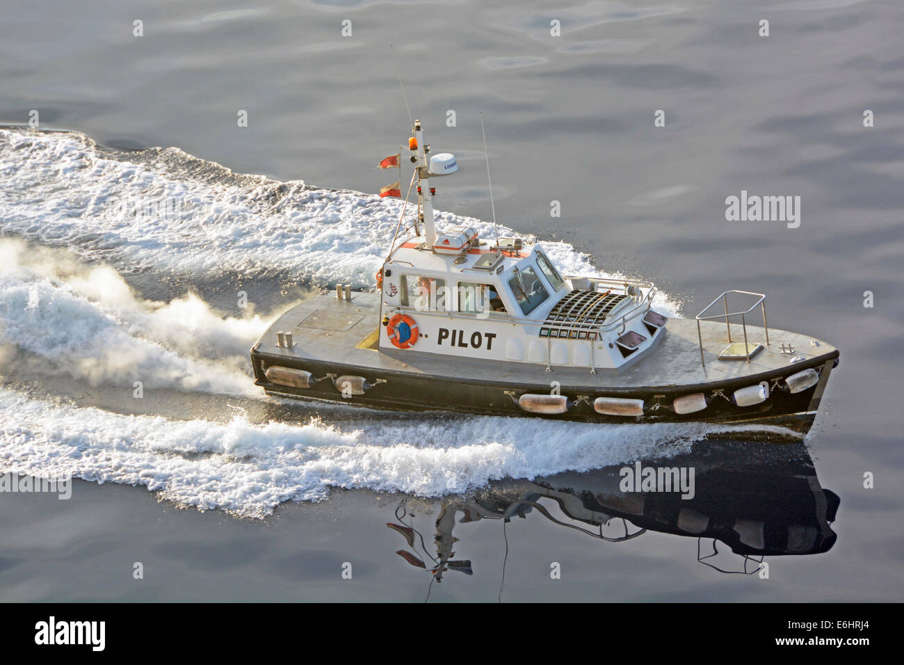 Pilot boat alongside cruise ship hi-res stock photography and images ...