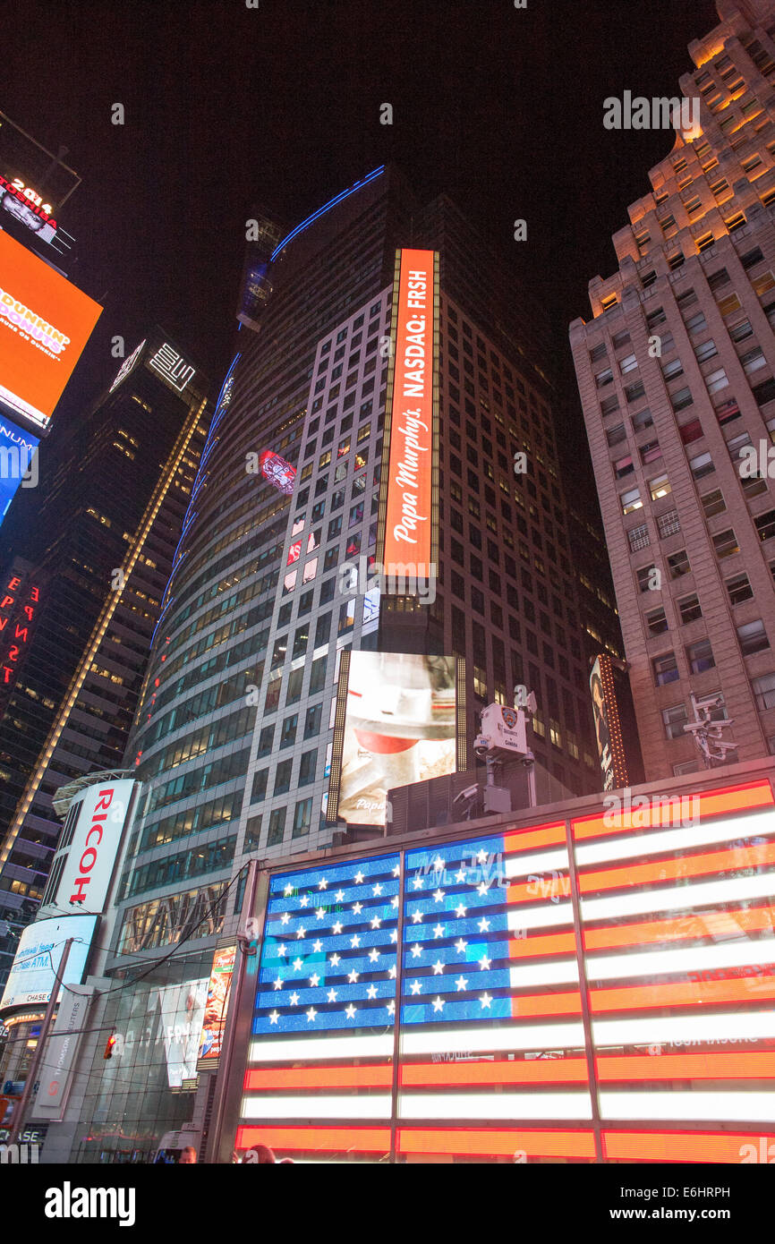 The times square american flag hi-res stock photography and images - Alamy