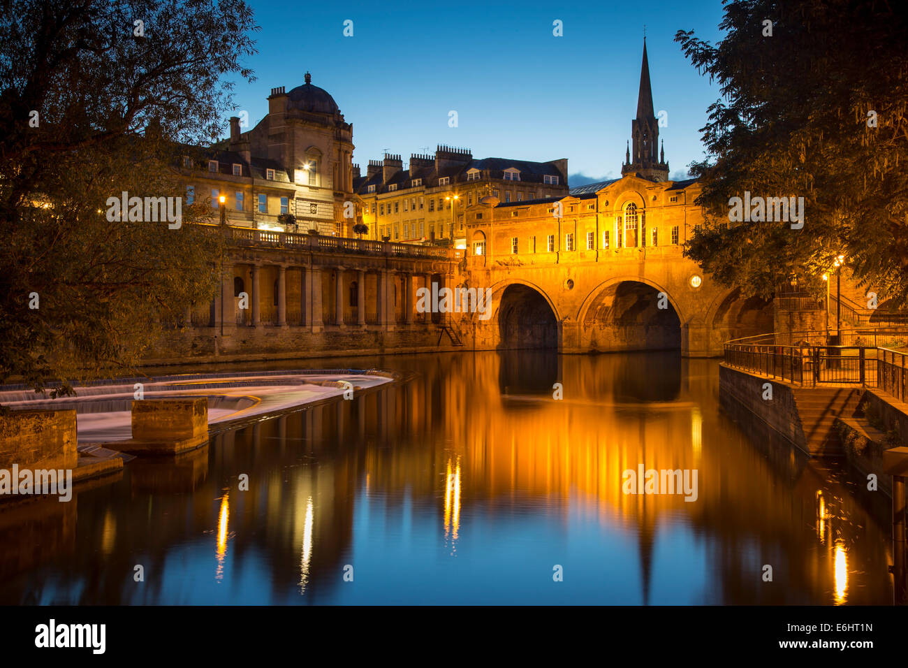 Old arch bridge over city river hi-res stock photography and images - Alamy