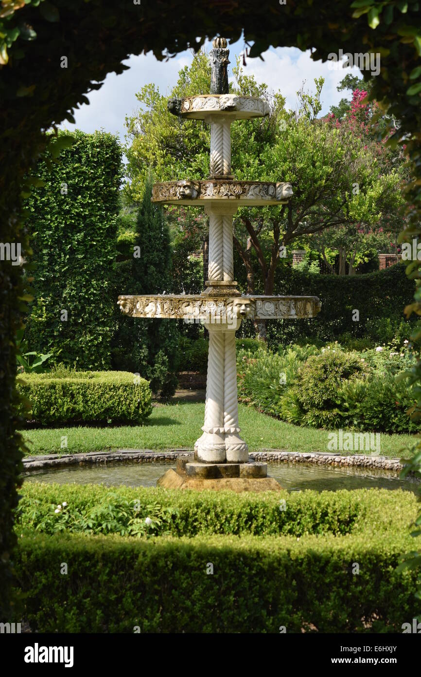 fountain through a leaf arch Stock Photo - Alamy