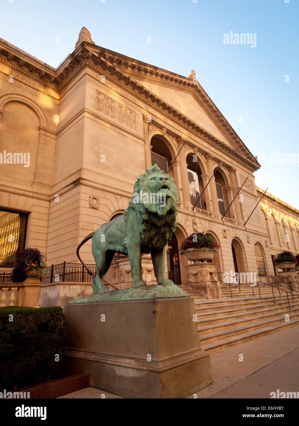A view of the exterior of the Art Institute of Chicago building ...
