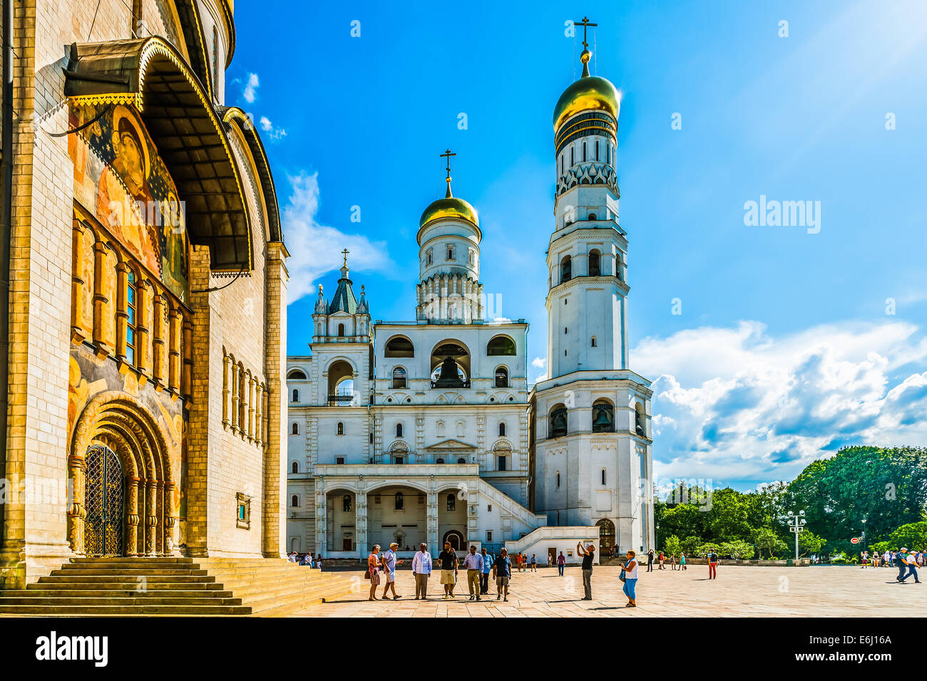 Moscow Kremlin Tour - 40. Tourists in Cathedral Square of Moscow ...