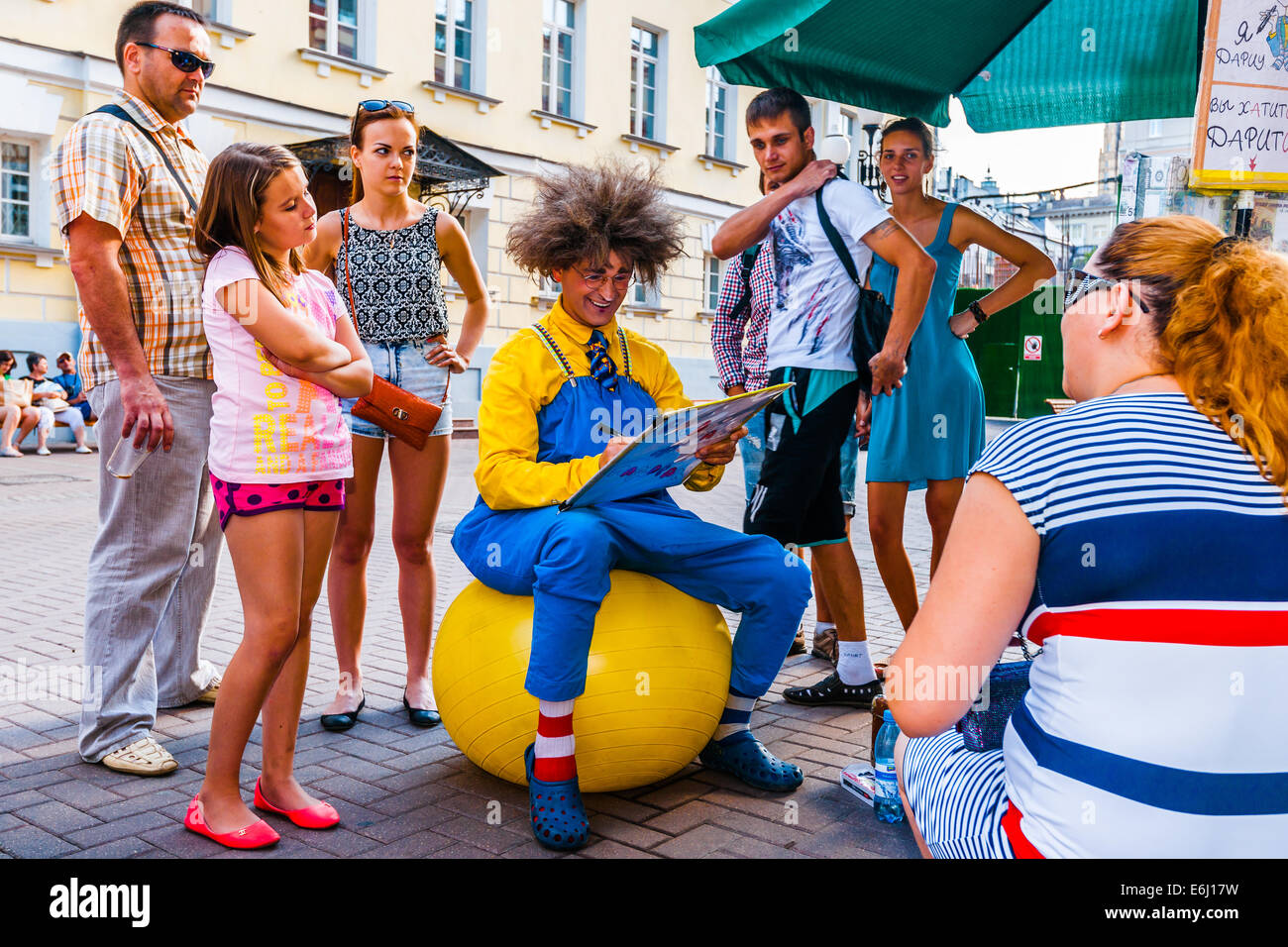 Drawing portraits in Arbat street of Moscow Stock Photo - Alamy