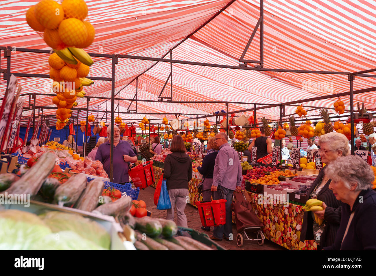 Market In St Paul's Square Bedford Bedfordshire UK Stock Photo - Alamy