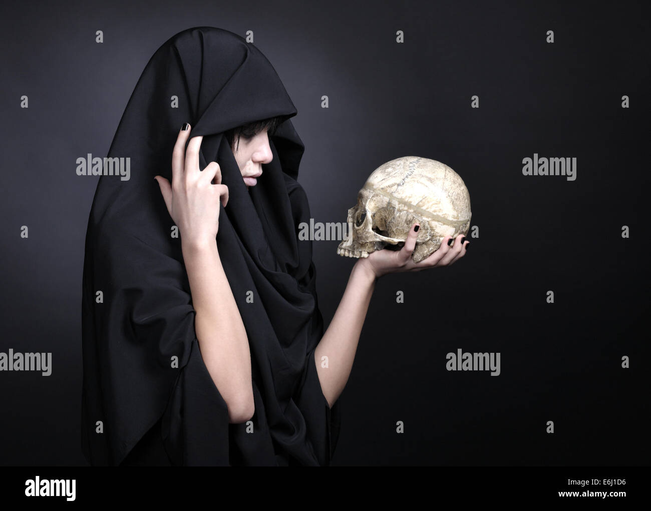 Dead body covered cloth hi-res stock photography and images - Alamy