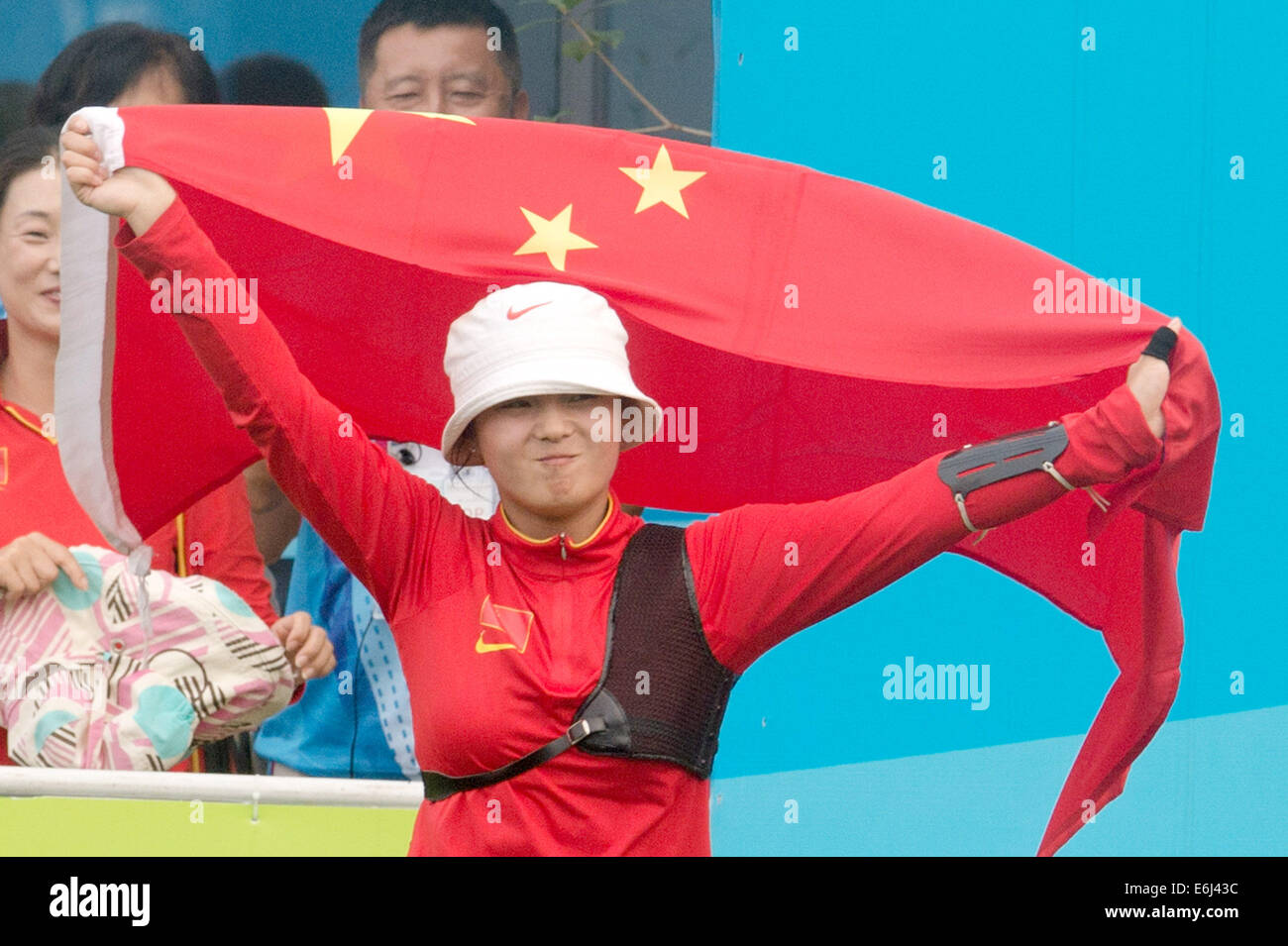 (140825) -- NANJING, Aug. 25, 2014 (Xinhua) - Gold medalist Li Jiaman ...