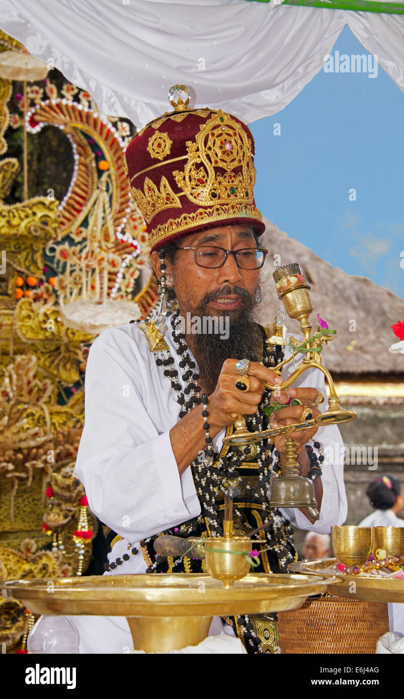 Ceremony offerings bali temple hi-res stock photography and images - Alamy