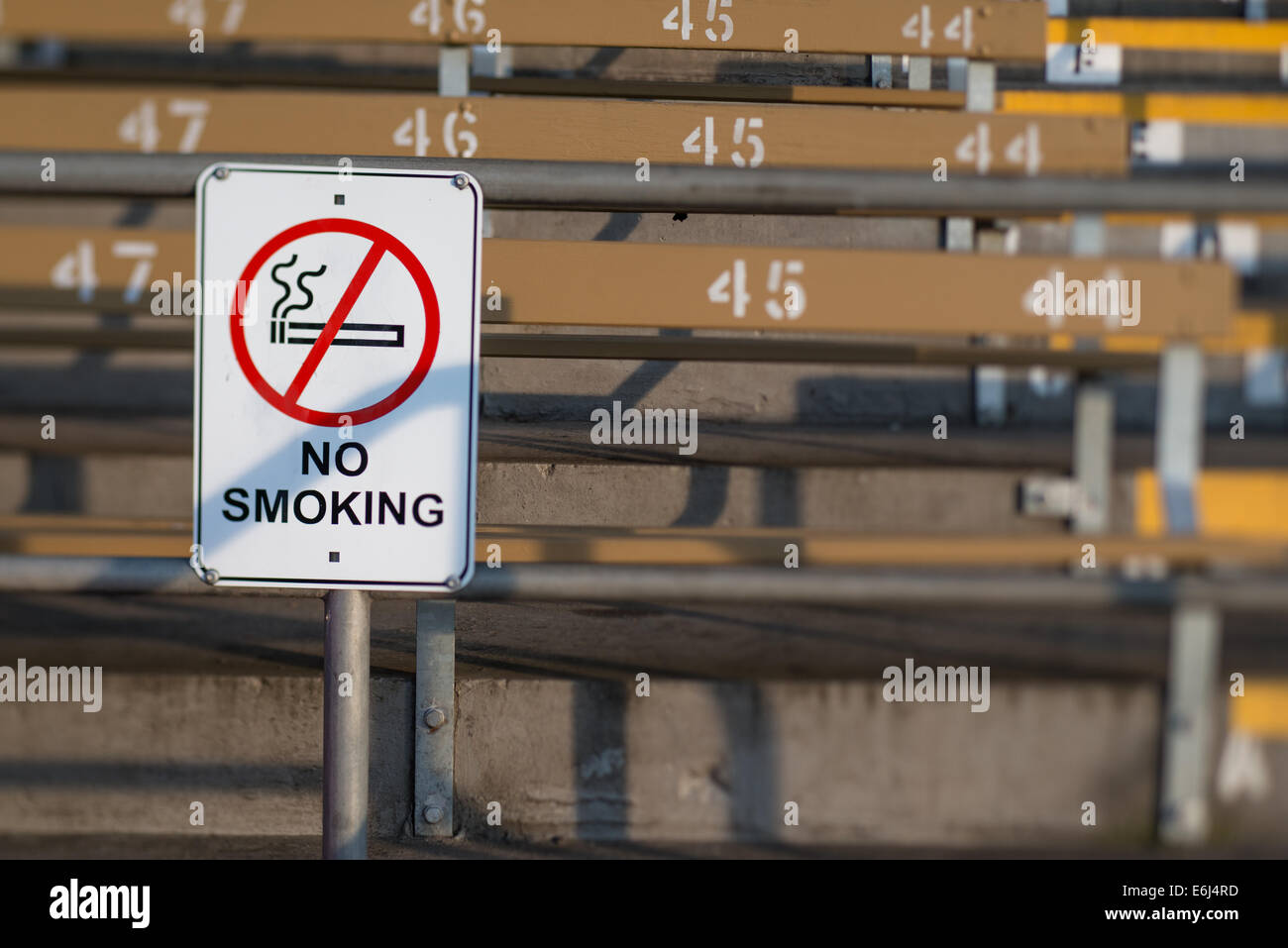 No smoking sign in front of benches Stock Photo - Alamy
