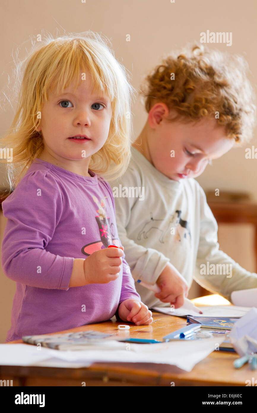 Two little girls drawing together Stock Photo - Alamy