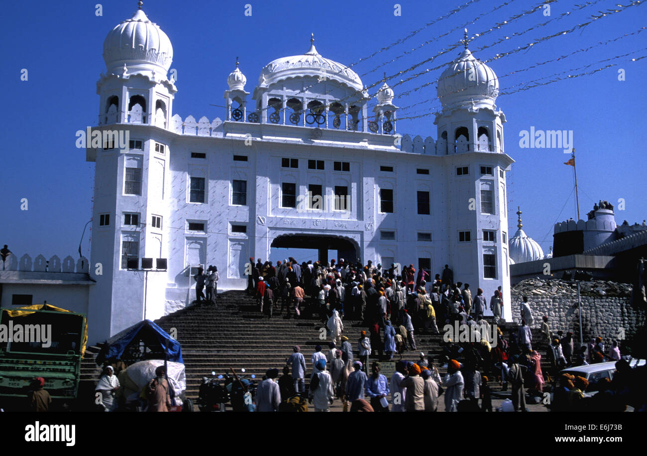 Sikhs enter the Anandgarh Gurdwara in Anandpur India Stock Photo - Alamy